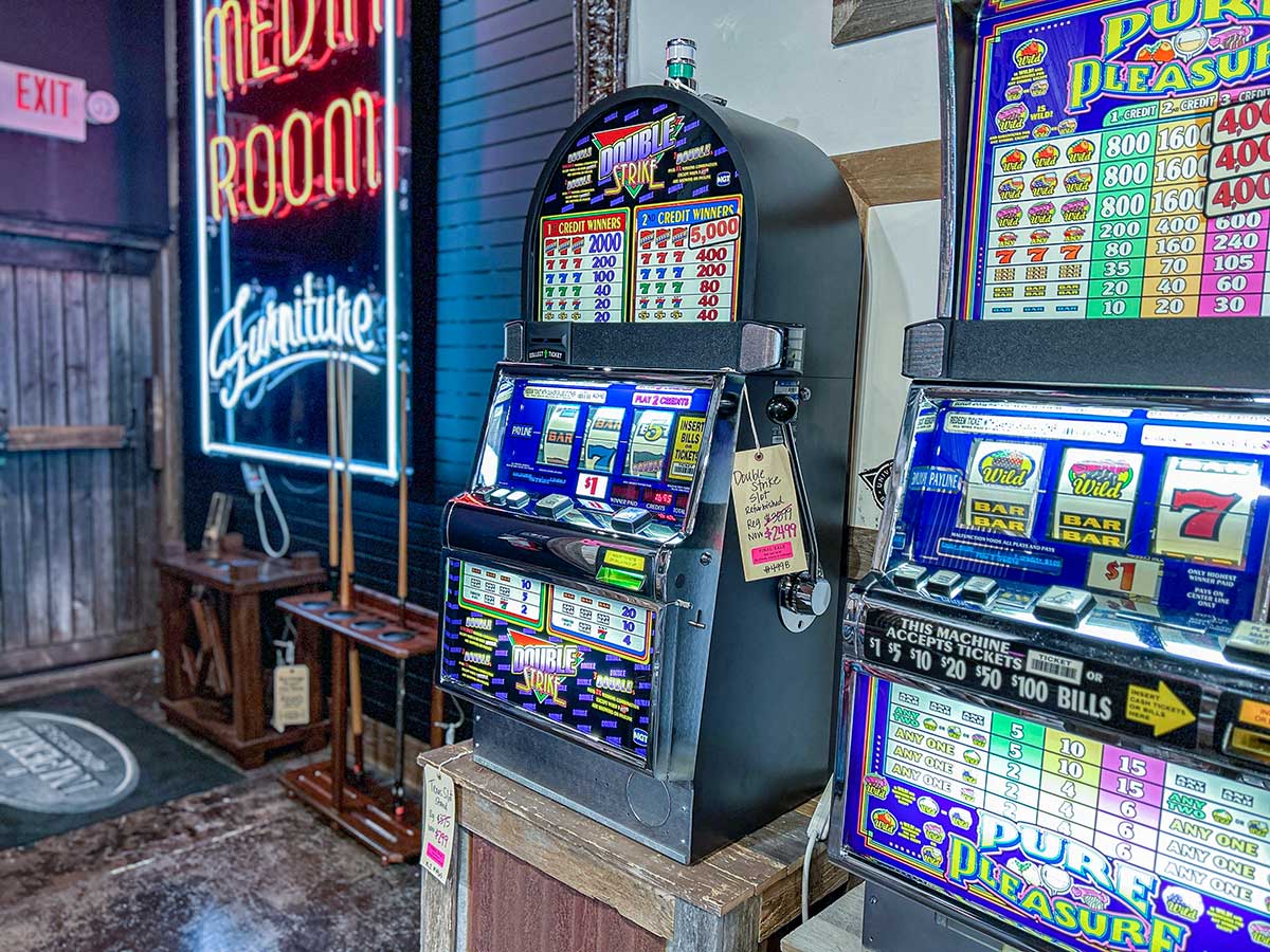 Double Strike Slot Machine Display Dallas "As Is" – Universal Billiards